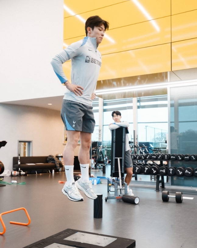 충격 양민혁 토트넘 유령 선수 취급→홈피 등록 No등번호x수준 떨어지는 곳 출신 감독은 대놓고 폭언