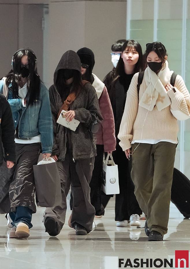 뉴진스 후쿠오카 환호성 안고 자유분방 5인5색 꾸안꾸 입국 패션엔