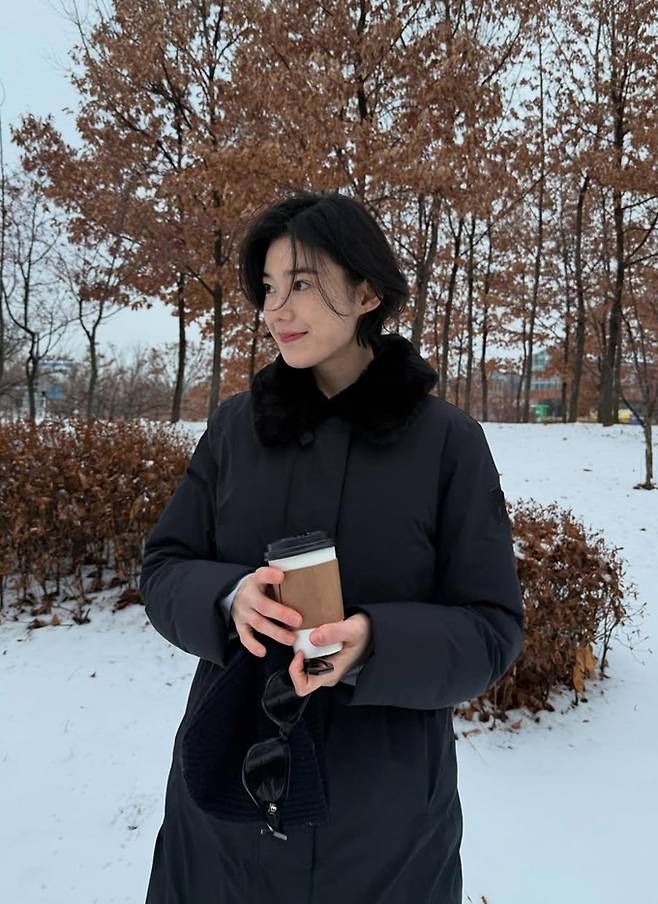 정은채 숏컷 퀸이 패딩을 만날 때 슬림 핏 뽐낸 퍼 카라 벨티드 패딩 코트룩 패션엔