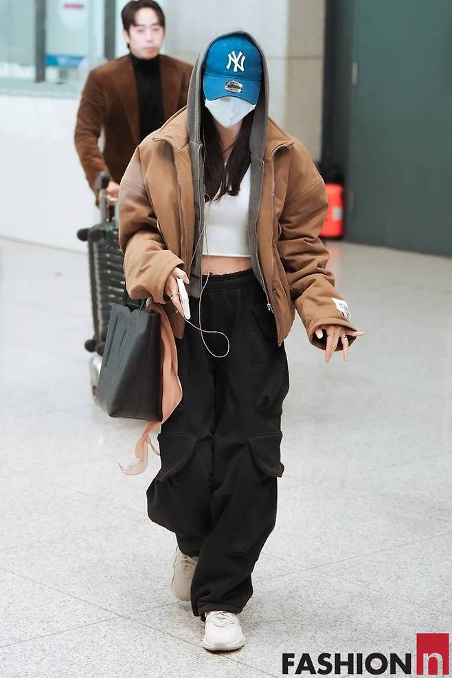 문가영 가려도 연예인 포스 볼캡과 후드 꽁꽁 감싼 공항 잇걸룩 패션엔
