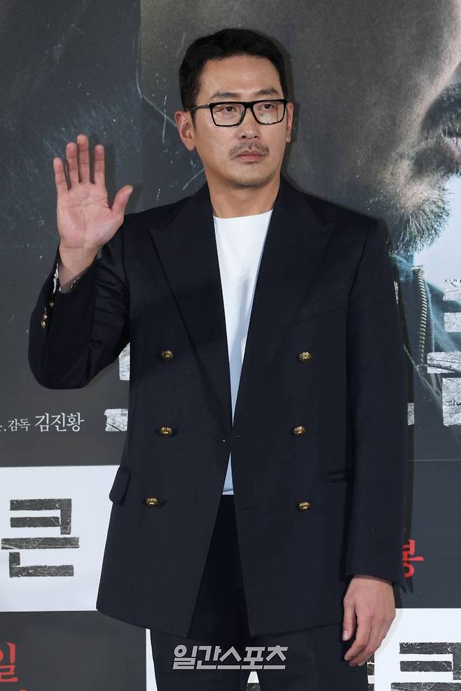 휘발유 냄새 나는 영화”‘브로큰 날 것의 하정우가 온다 종합