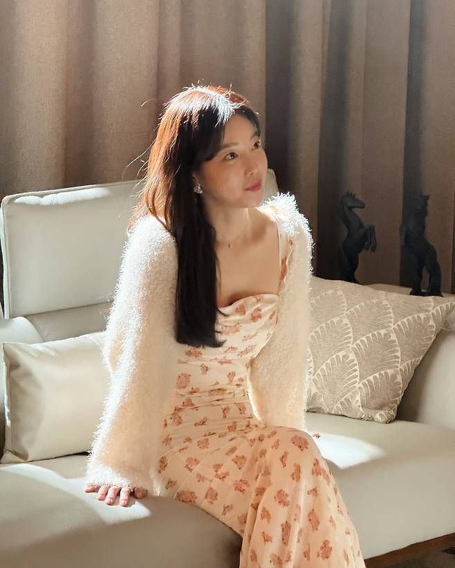 40대 돌싱 맞아 가죽 자켓 입고 러블리한 동안 미모 뽐내는 여배우 라이프업