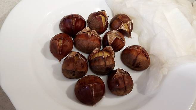 밤 껍데기가 너무나 간단하게 까집니다 병뚜껑 하나로 몇 초에 하나씩 밤 껍데기 까는 법 최주부