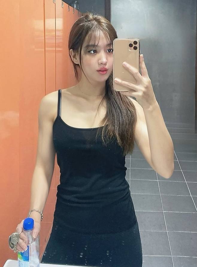 ‘원빈 조카 김희정 쭉 뻗은 9등신 레깅스 핏 새해부터 피트니스 트레이닝룩 패션엔