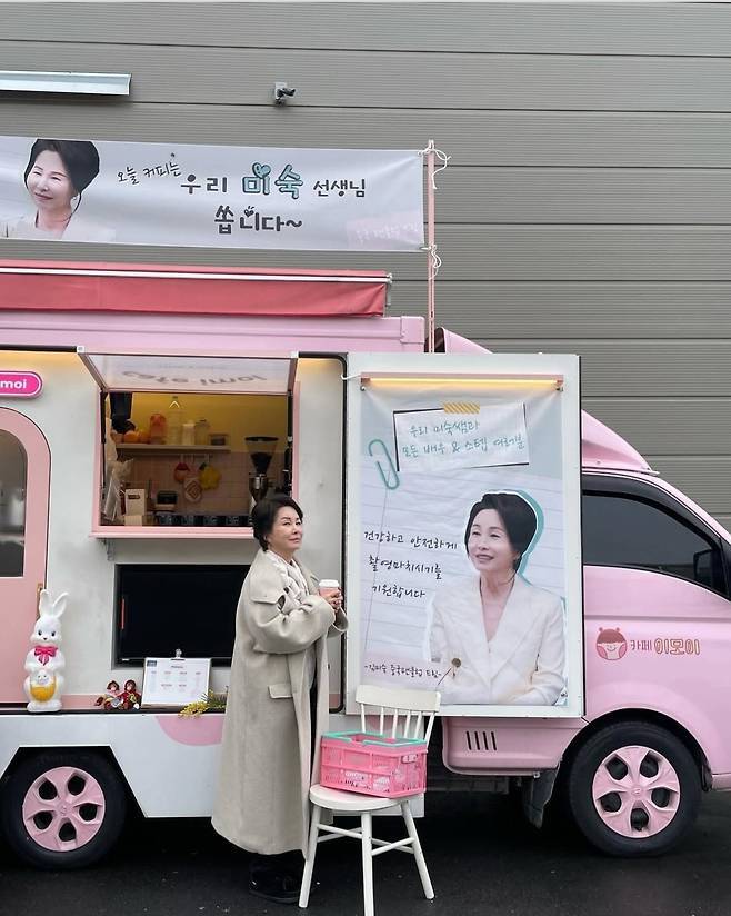 선과 악의 경계를 흐리는 연기로 후배들의 귀감이 되는 중년 여배우 우아한 겨울룩 스타와 패션