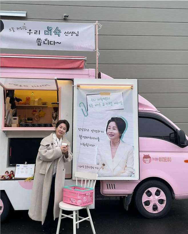 선과 악의 경계를 흐리는 연기로 후배들의 귀감이 되는 중년 여배우 우아한 겨울룩 스타와 패션