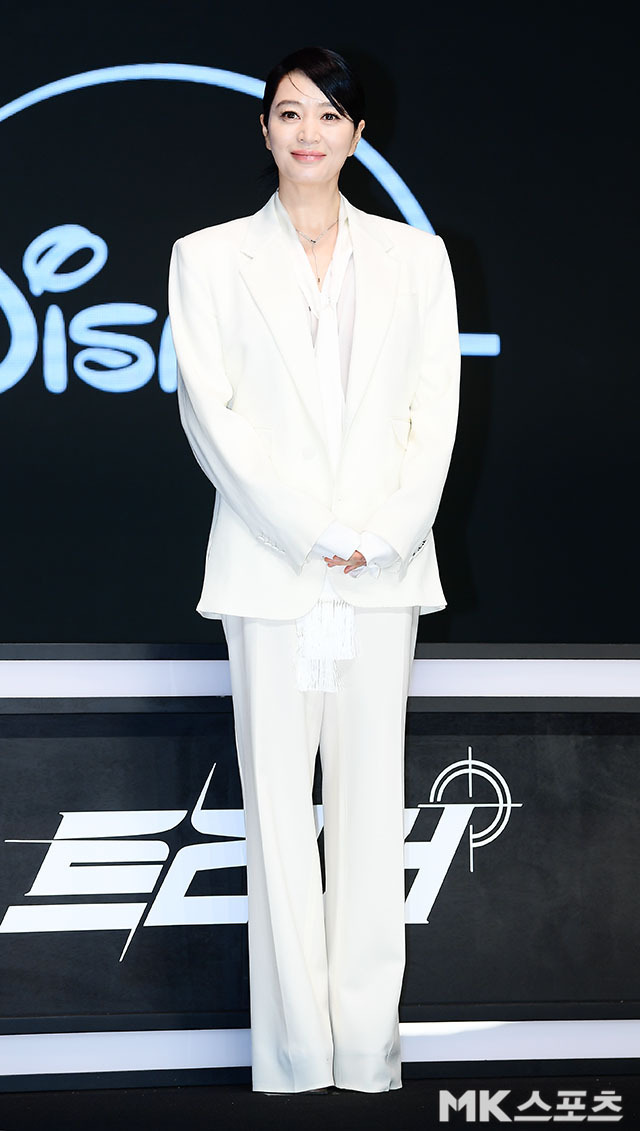 김혜수 실물 깡패 등장 독보적 존재감 올 화이트 슈트룩 뷰티는 내운명