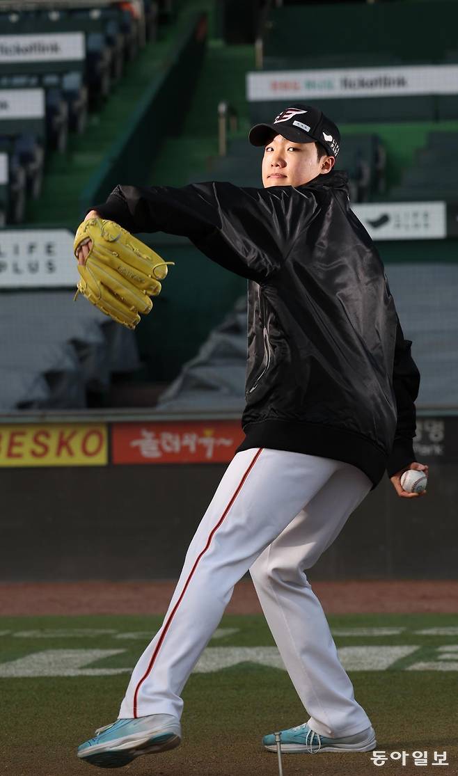 팬과의 가을야구 약속 지키고파”신축구장 마운드 오른 ‘한화 특급신인 정우주