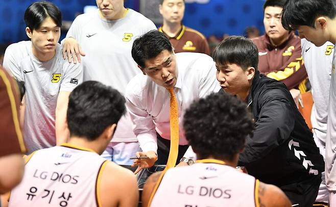 경기 후 승장 김효범 감독 더블 스쿼드 개념 계속 유지해야 할 듯 패장 조상현 감독 작전 수행 능력 아쉬워