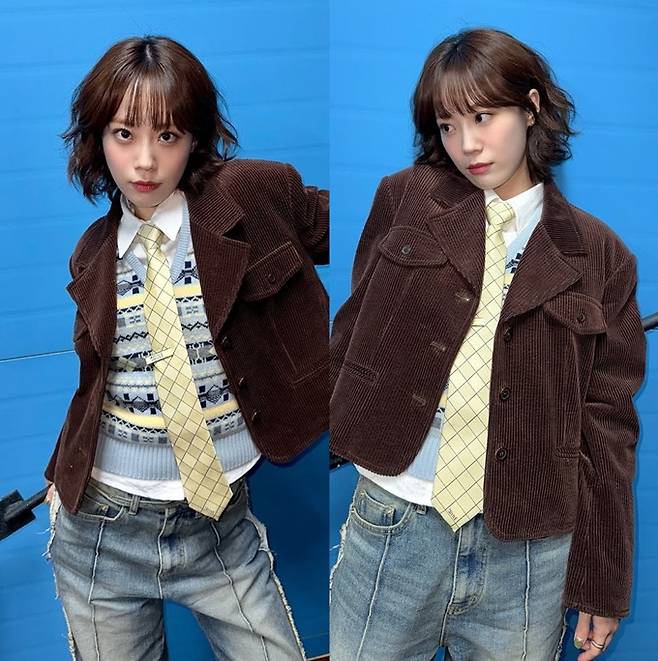 점점 어려지는 30세 걸그룹 언니 데님 팬츠에 타이 힙한 걸리시 프레피룩 패션엔