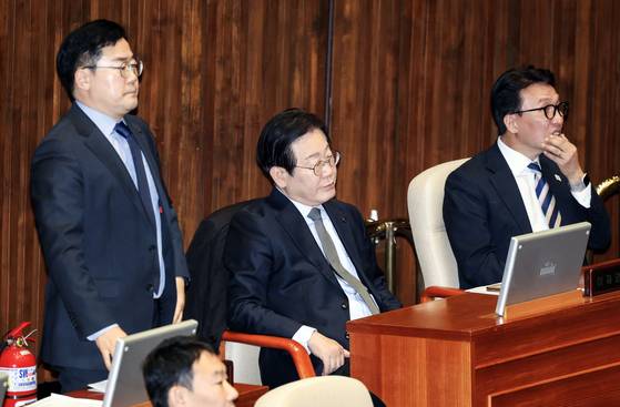與 ‘쌍특검 자체 수정안 마련키로야6당 수정안엔 주먹구구”
