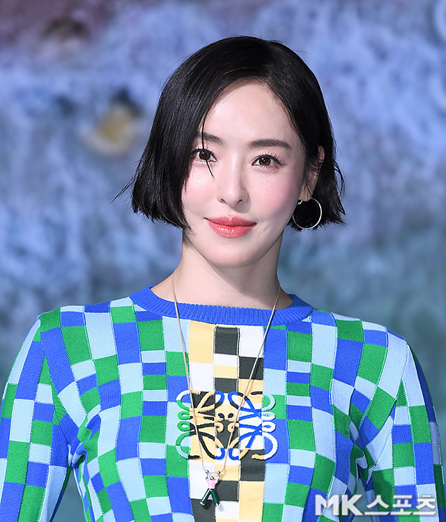 이다희 미모의 똑 단발 ‘175cm에 55kg 완벽 비율 체크 니트러플 스커트룩