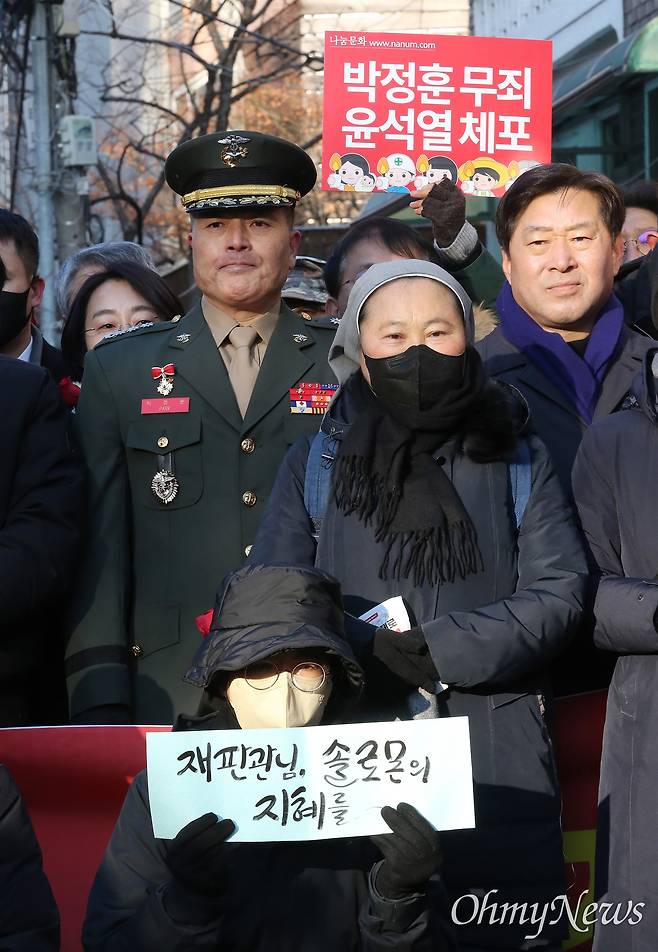오마이포토 어머니와 포옹하는 박정훈 대령