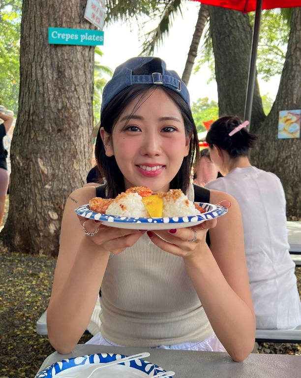 인피니트풀에서 수영중35세 믿기지 않는 초동안 여가수여행룩 셀럽뉴스