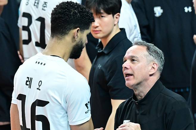 일촉즉발 신경전 레오vs알리 다시 붙는다현대캐피탈·우리카드 맞대결