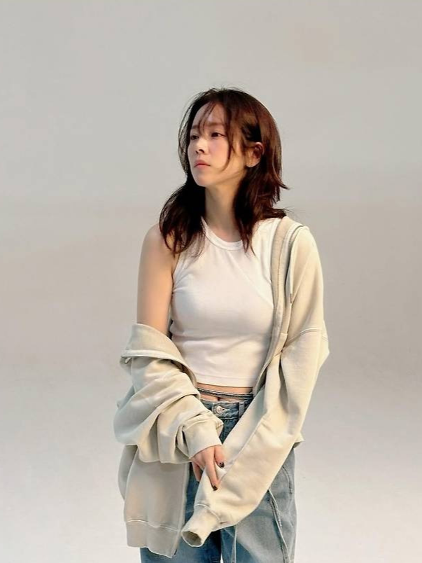 한지민 카리스마 Ceo의 이중 매력 크롭탑과 미니 스커트로 반전 완성 스타와 라이프