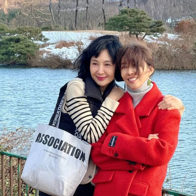 김완선 채시라와 함께 코트 색깔만큼 강렬한 우정 레드 롱코트로 시선 강탈 스타와 라이프