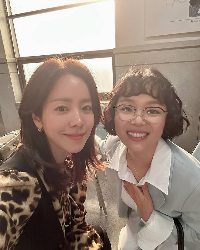 한지민 42살 맞아 블레이저 입고 청순여신 스타픽