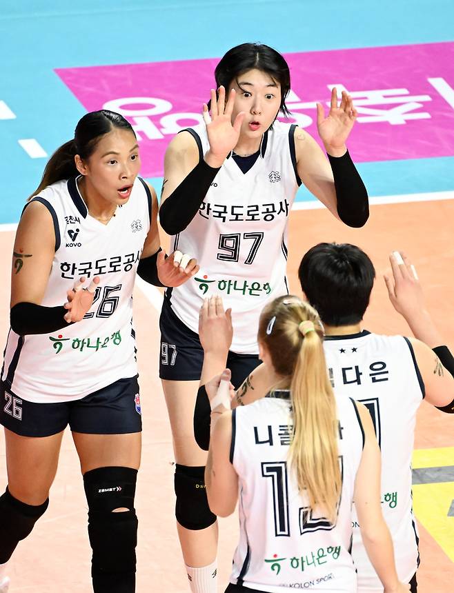 니콜로바강소휘 45득 도로공사 선두 흥국생명 연패 빠뜨렸다삼성화재는 4위로 종합