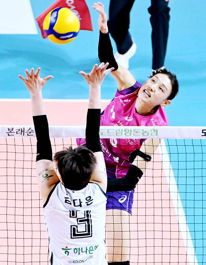 니콜로바강소휘 45득 도로공사 선두 흥국생명 연패 빠뜨렸다삼성화재는 4위로 종합