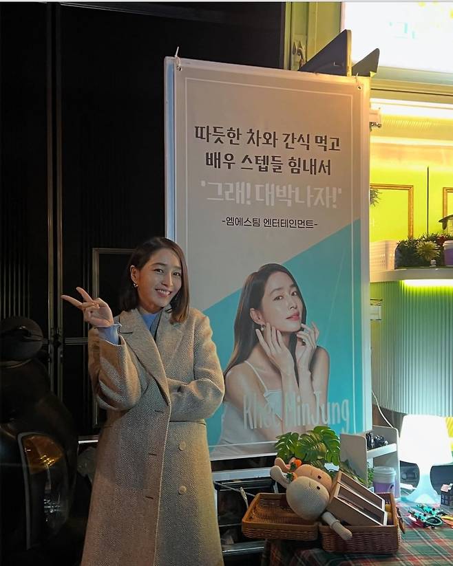 이민정 안방 복귀 시동 얼죽코의 끝을 달리는 핫핑크 여신미모 롱 코트룩 뷰티는 내운명