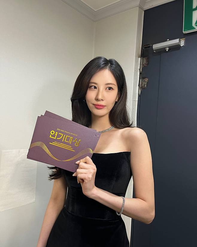 서현 블랙and화이트 드레스 입고 우아한 미모 뽐내 스타픽