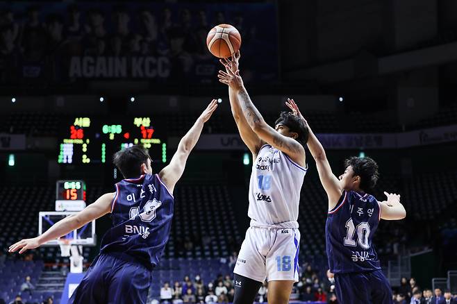 '또 이겼다' 삼성, KCC와 리턴매치 81-69 완승 시즌 최다 4연승...LG, KT 3연패에 빠뜨려