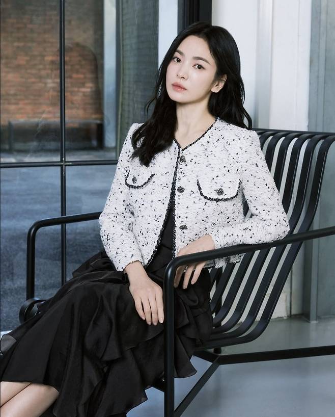 송혜교 다리 내민 각선美 한발 먼저 마주친 봄 민소매 플리츠 원피스룩 뷰티는 내운명