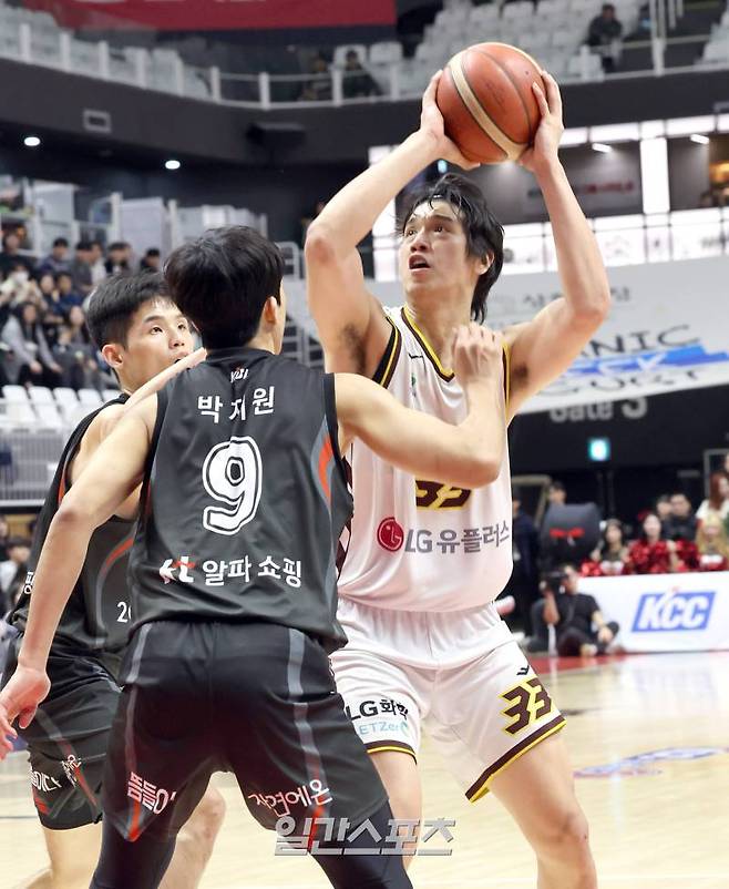 허일영이 시작해 양준석이 끝냈다…3점포 터진 LG, KT 꺾고 2연승 ‘4위 도약’ [IS 수원]