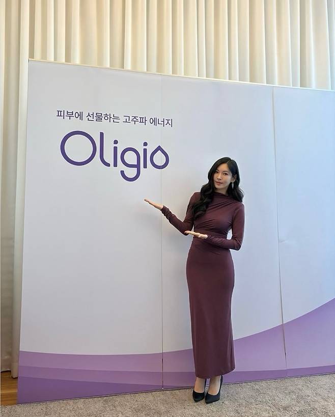 김소연 눈을 뗄 수 없는 치명적 실루엣 버건디 드레스룩으로 압도 스타와 라이프