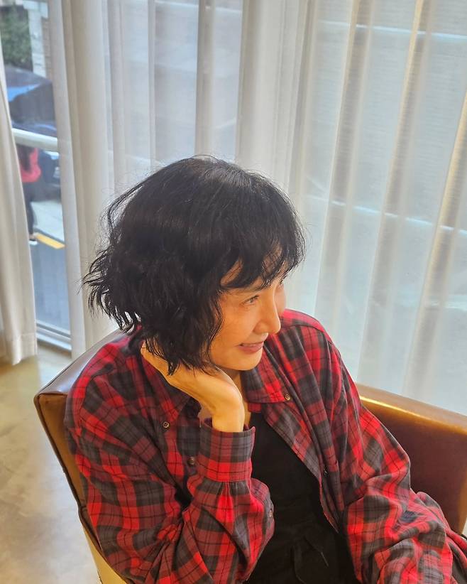 채시라 56살 맞아 단발로 변신하니 20살은 어려보여 스타픽