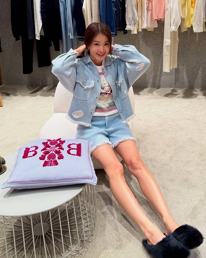 이시영 42살 맞아 미니스커트에 핑크니트 입고 러블리 뿜뿜 웰니스라이프