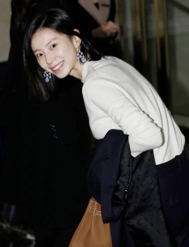 둘째 임신 중 생얼로 결혼식 와서 레전드 하객룩 남긴 여배우 셀럽뷰