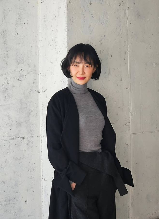 채시라 50대 드뮤어룩의 정석 볼과 립만 메이크업 내추럴 톤온톤 코트룩 패션엔