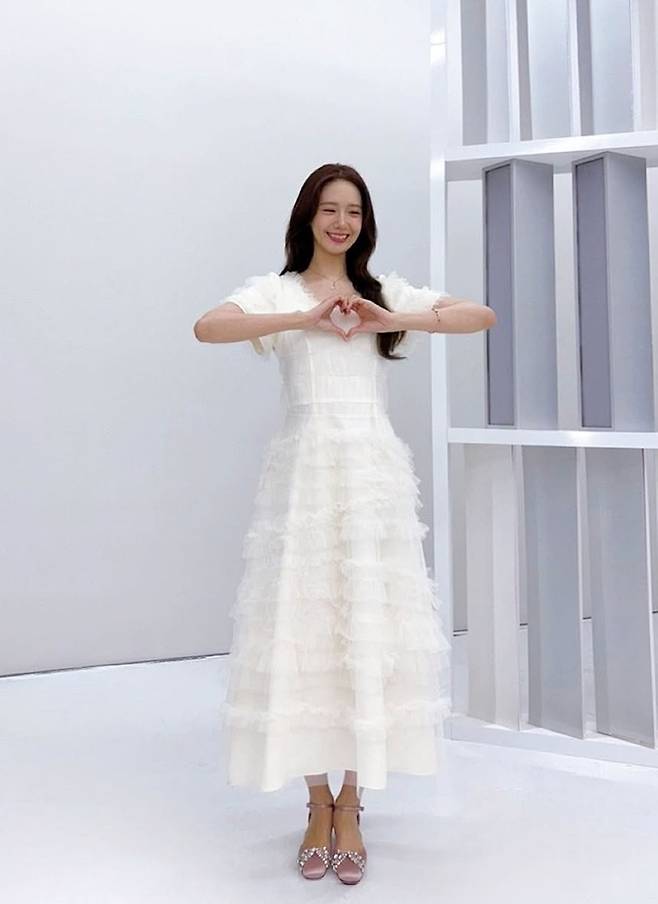 소녀시대 윤아 하늘하늘 융블리 보기만 해도 심쿵 러플 티어드 원피스룩 패션엔
