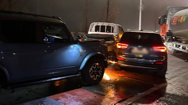 새벽 빙판길에 수도권 출근길 차량 연쇄 추돌 사고 잇따라