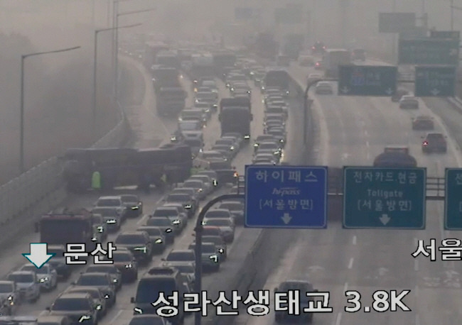 ‘얼음코팅 도로에 곳곳서 ‘쾅쾅쾅 출근길 아수라장