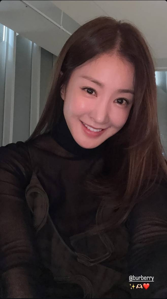 이시영 샤넬 버리고 버버리에 빠진 우아함 시스루 드레스와 퍼 코트로 완성한 자태 스타와 라이프
