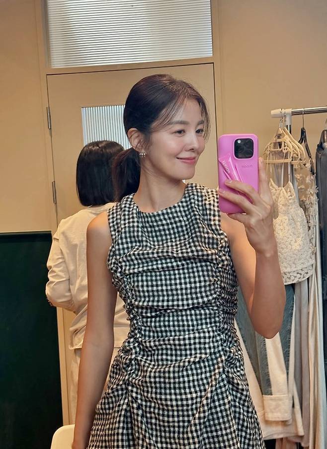 세아이 독박육아도 거뜬 여배우 스타일은 벌써 봄 꽃무늬와 체크 원피스룩 패션엔