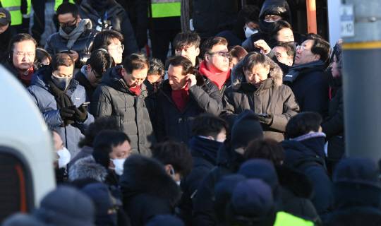 현장영상 이게 뭐냐” ‘尹체포·출석협의 소식에 지지자들 오열집회 참가자들 사이 충돌사태도