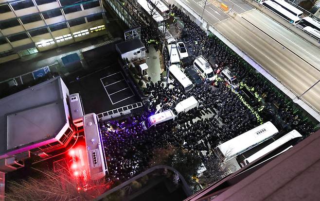 속보 공수처·경찰 관저 경호처 1차 저지선 통과