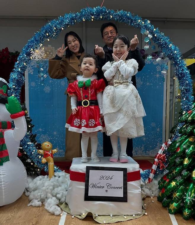 이지혜 작정하고 뽐낸 파격 로봇핏 명품 코트로 세련된 학부모룩 완성 스타와 라이프