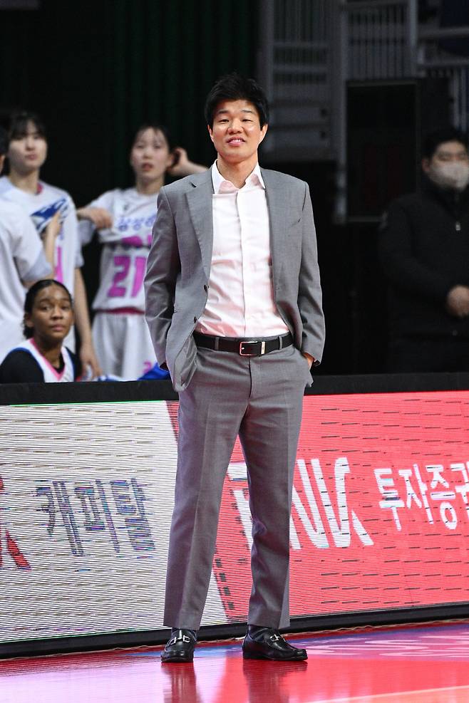 현장인터뷰 하상윤 삼성생명 감독 선수들을 세밀하게 잡아주지 못했다