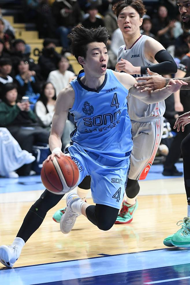 ‘비선출 정성조가 쏘아 올린 ‘희망의 16점···소노 현대모비스 꺾고 5연패 탈출