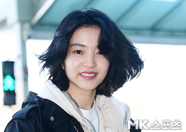 김태리 능글맞은 버섯머리 요정 후디 입고 친근감 100배 밀라노 출국 공항패션 뷰티는 내운명