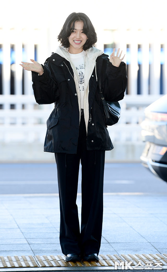 김태리 능글맞은 버섯머리 요정 후디 입고 친근감 100배 밀라노 출국 공항패션 뷰티는 내운명