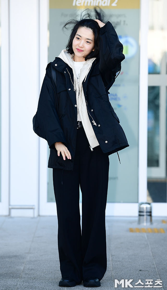 김태리 능글맞은 버섯머리 요정 후디 입고 친근감 100배 밀라노 출국 공항패션 뷰티는 내운명