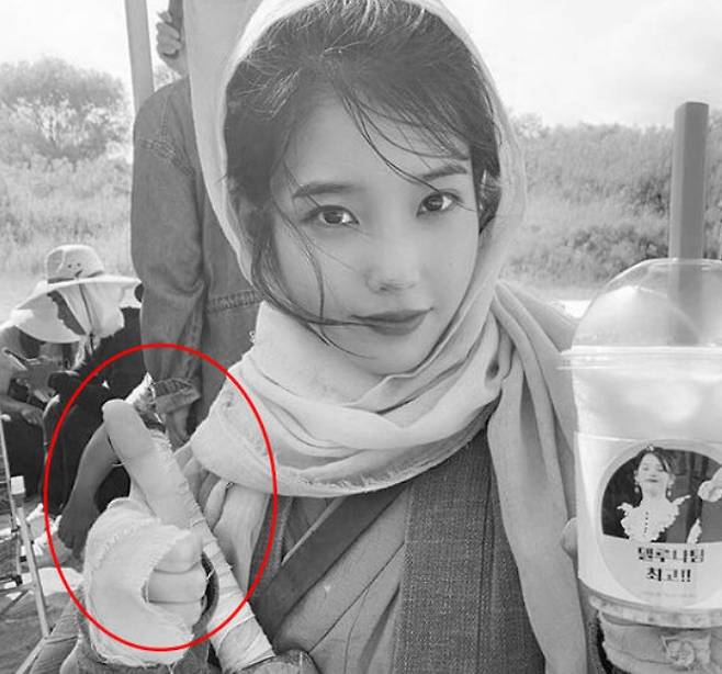 엄지 손가락 맞아착시 현상을 일으키는 아이유 사진 한 장 어썸클