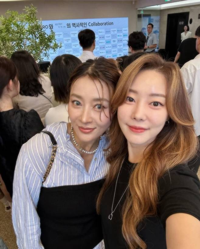 황보 44세라니 믿기 힘든 미모 진주 목걸이로 빛난 니트 원피스룩 스타와 라이프