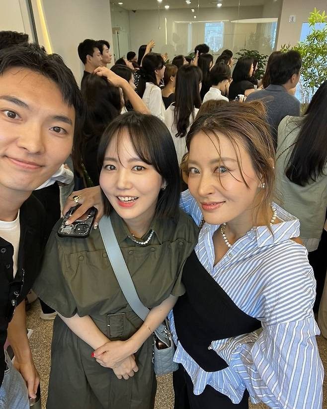 황보 44세라니 믿기 힘든 미모 진주 목걸이로 빛난 니트 원피스룩 스타와 라이프